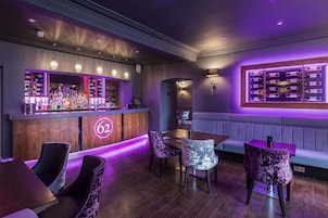 2 bares/lounges 