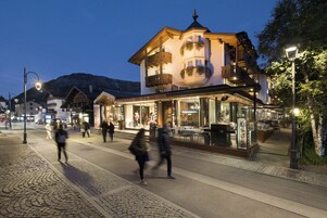 Fachada da propriedade à noite