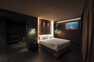 Roupa de alta qualidade, edredões de penas, minibar, cofre no quarto 