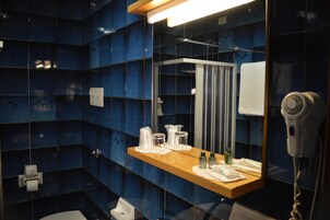 Quarto casal básico | Banheiro | Chuveiro, produtos de toalete grátis, secador de cabelo, bidê