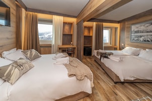 Quarto quádruplo | Roupas de cama antialérgicas, edredons de pluma, frigobar