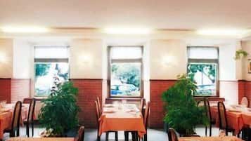 Café da manhã, almoço e jantar; culinária internacional