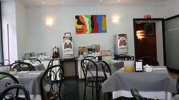 Café da manhã com buffet todos os dias (EUR 5 por pessoa)