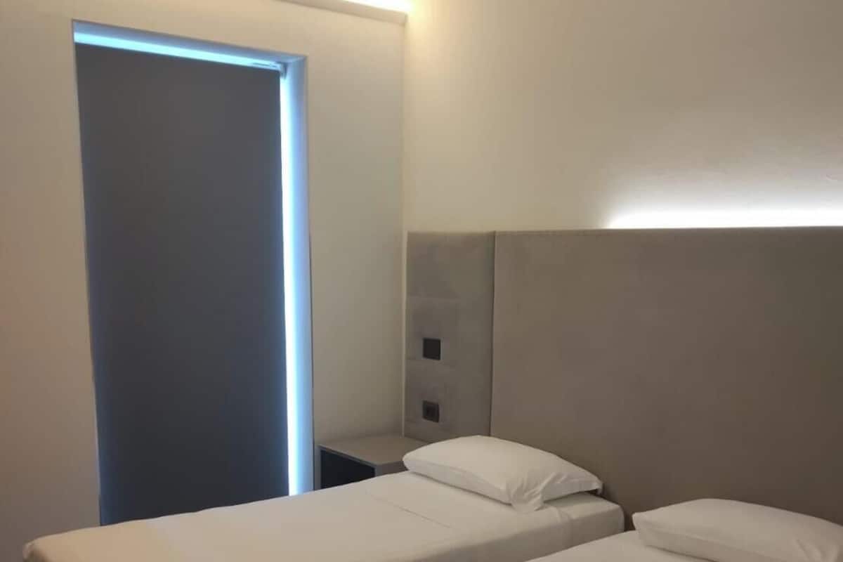 Minibar, cofre no quarto, secretária, Wi-fi grátis