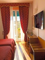 Minibar, secretária 