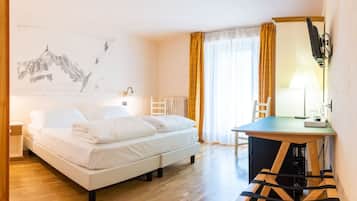 Quarto Duplo Superior, varanda | Minibar, cofre no quarto, com decoração personalizada, secretária