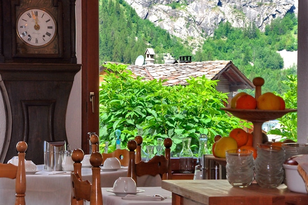 Café da manhã com buffet todos os dias (EUR 15 por pessoa)