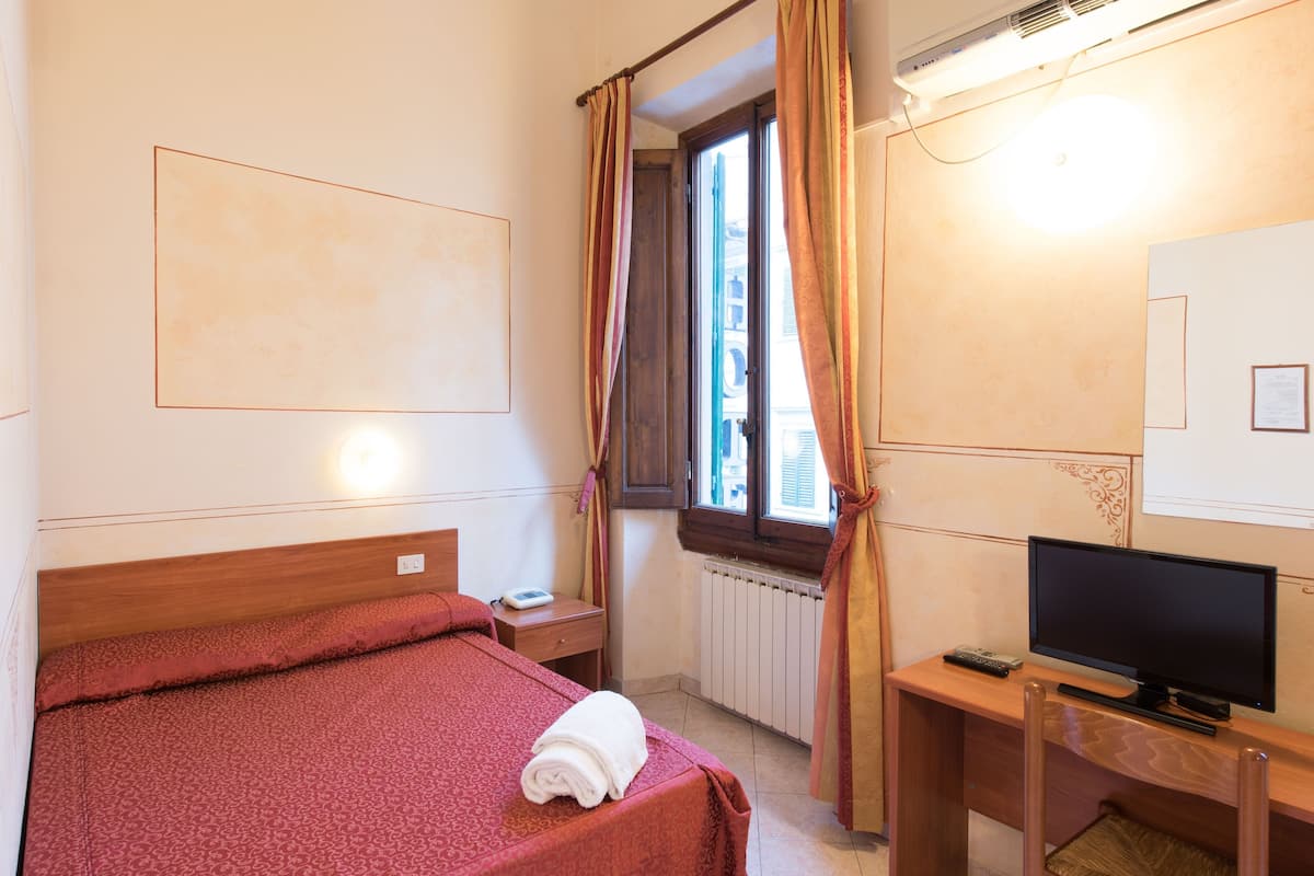 Quarto Duplo Económico, casa de banho partilhada | Cofre no quarto, secretária, quartos insonorizados, Wi-fi grátis