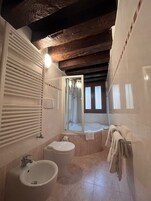 Chuveiro, produtos de toalete grátis, secador de cabelo, bidê