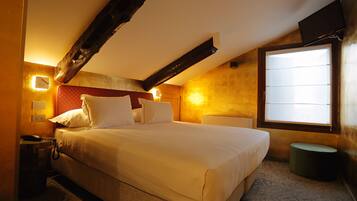 Quarto romântico, na torre | Cofres nos quartos, cortinas blackout, Wi-Fi de cortesia