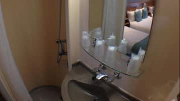 Quarto Quádruplo | Casa de banho | Um secador de cabelo (mediante pedido), toalhas fornecidas