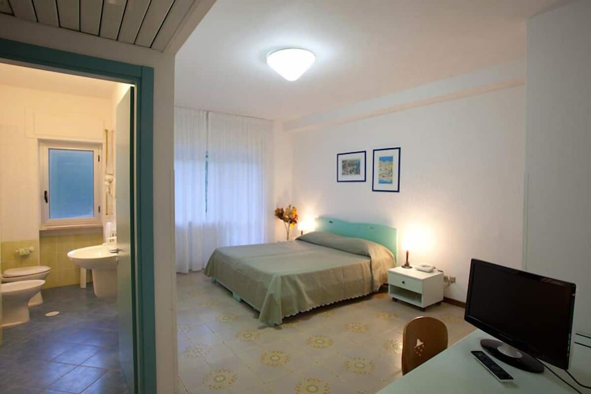 Cofre no quarto, secretária, Wi-fi grátis, roupa de cama fornecida 