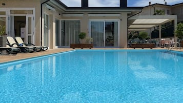 Piscina exterior sazonal, da(s) 8:30 à(s) 19:30, guarda-sóis