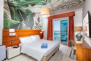 Quarto superior | Cofres nos quartos, escrivaninha, quartos à prova de som