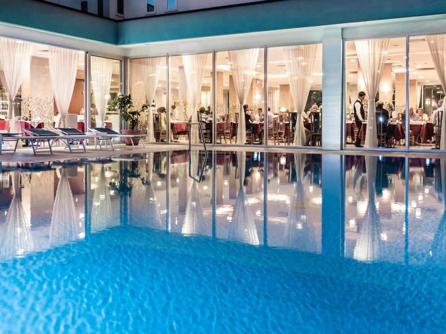 Piscina externa sazonal, guarda-sóis, espreguiçadeiras