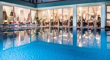 Piscina externa sazonal, guarda-sóis, espreguiçadeiras