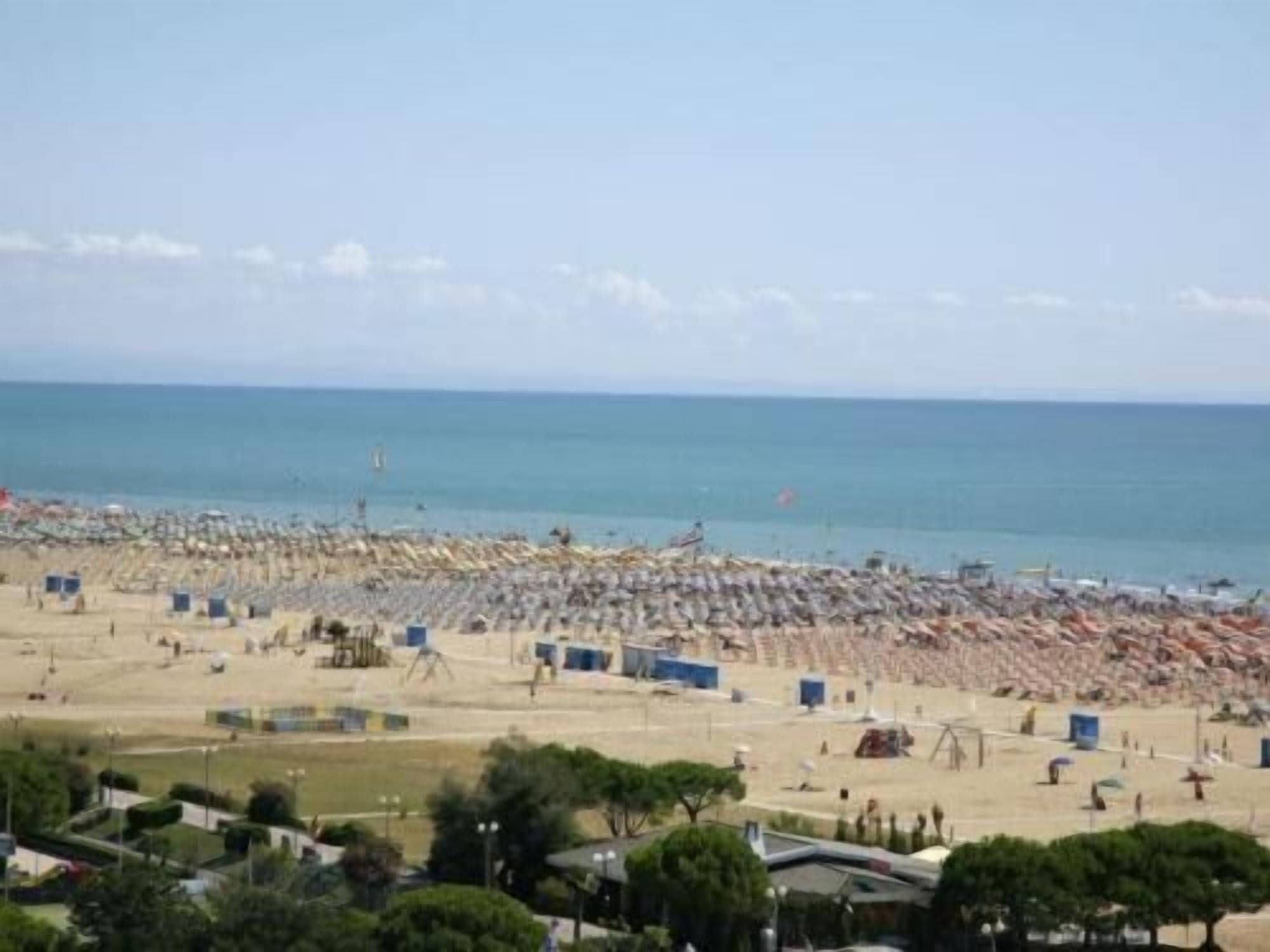 Uma praia privada nas proximidades, espreguiçadeiras 