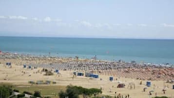 Uma praia privada nas proximidades, espreguiçadeiras