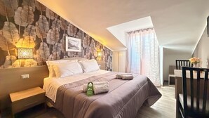 Quarto moderno com uma cama grande, uma mesa de cabeceira, uma luminária na parede e uma janela com cortinas.