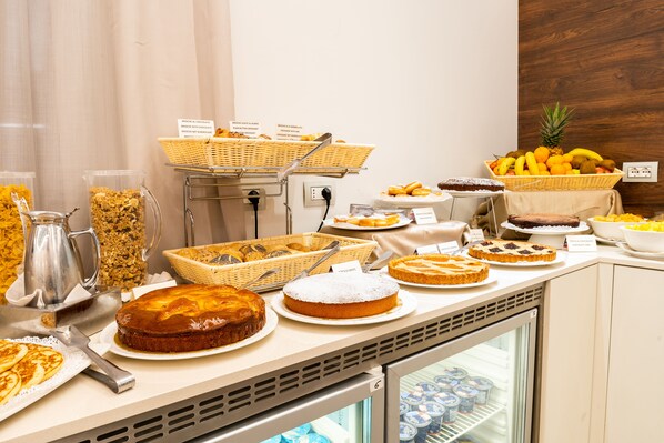 Café da manhã com buffet todos os dias (EUR 15 por pessoa) 