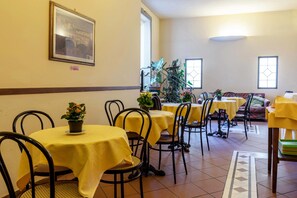 Pequeno-almoço tipo buffet diário (7 EUR por pessoa) 