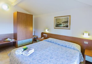 Quarto Duplo | Minibar, cofre no quarto, secretária, Wi-fi grátis 