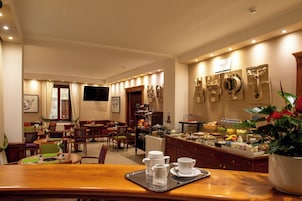 Pequeno-almoço tipo buffet diário (15 EUR por pessoa)