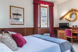 Quarto quádruplo júnior | 1 quarto, frigobar, cofres nos quartos, cortinas blackout