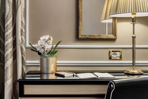 Quarto Clássico com Cama de Casal | Edredões de penas, minibar, cofre no quarto, secretária