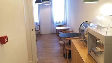 Pequeno-almoço inglês diário (14 EUR por pessoa)