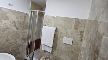 Roupa de alta qualidade, edredões de penas, minibar, cofre no quarto