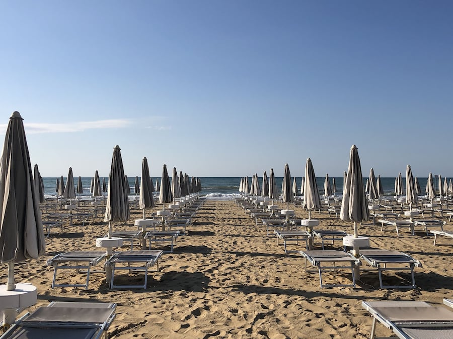 Uma praia privada nas proximidades, espreguiçadeiras