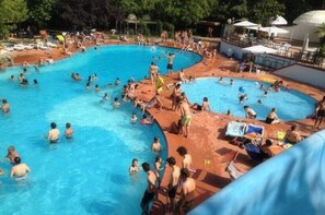 2 piscinas exteriores 