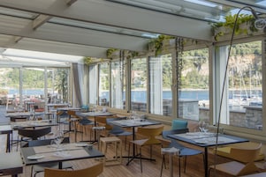 Pequenos-almoços, almoços, jantares servidos, com vista para o oceano