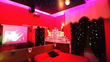 Quarto Duplo Exclusivo | Cofre no quarto, com decoração personalizada