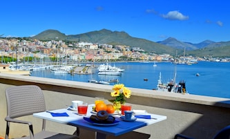 Quarto casal luxo, sacada, vista para o mar | Frigobar, cofres nos quartos, escrivaninha, quartos à prova de som