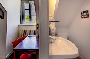 Quarto Duplo Standard | Casa de banho | Artigos de higiene pessoal grátis, um secador de cabelo