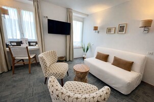 Quarto Quádruplo Deluxe | Roupa de alta qualidade, camas de colchão pillowtop, cofre no quarto 