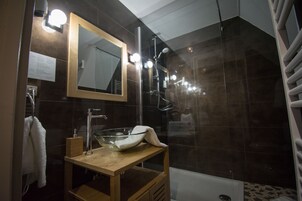 Quarto casal standard | Ferros/tábuas de passar roupa, Wi-Fi de cortesia