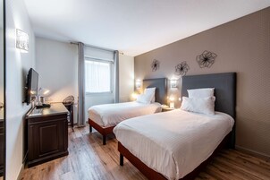 Quarto Deluxe, 1 cama de casal, não fumadores, acesso à piscina | Roupa de alta qualidade, minibar, cofre no quarto, secretária 