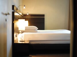 Quarto Clássico com Cama de Casal | Minibar, cofre no quarto, secretária, cortinas/cortinados opacos 