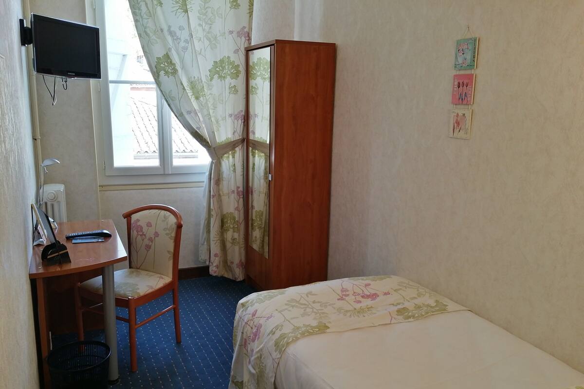 Quarto Económico (Bon Plan) | Minibar, cofre no quarto, secretária, quartos insonorizados 