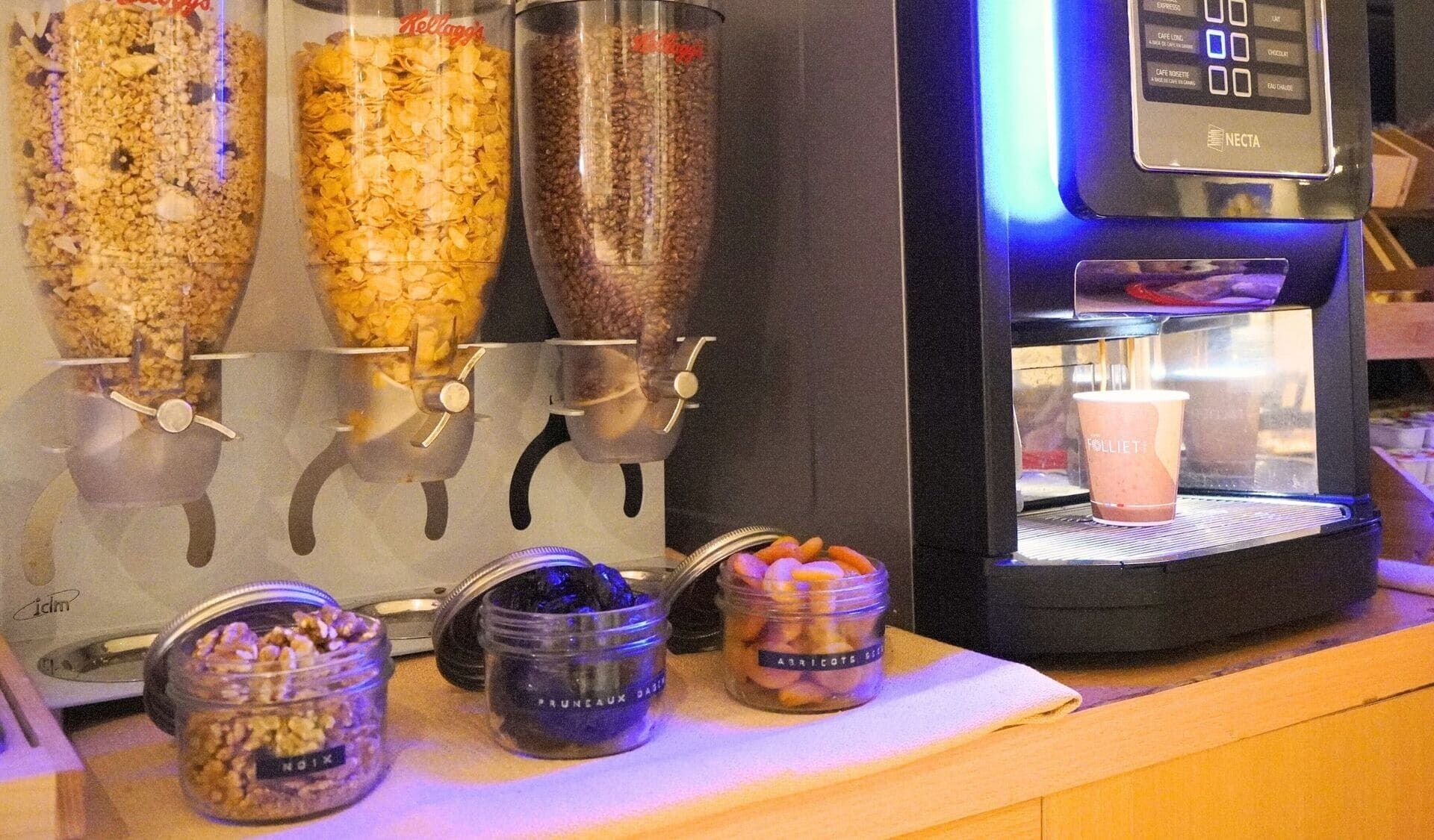 Café da manhã com buffet todos os dias (EUR 8 por pessoa) 