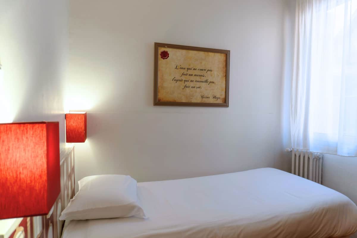 Quarto Individual | Secretária, quartos insonorizados, ferro/tábua de engomar, Wi-fi grátis