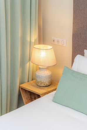 Quarto luxo | Frigobar, cofres nos quartos, individualmente mobiliados, escrivaninha