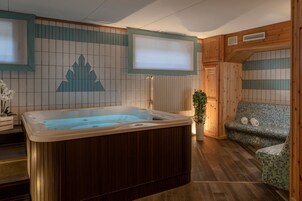Banheira de hidromassagem interior