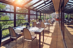 Café da manhã com buffet todos os dias (EUR 22 por pessoa) 