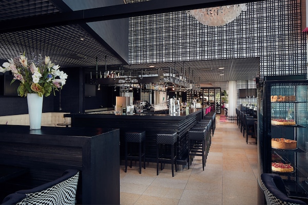 Este bar no terraço do hotel