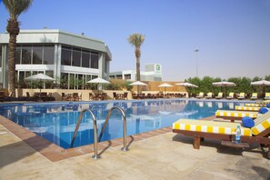2 piscinas externas, funciona das 9h30 às 22h, guarda-sóis