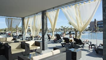 Bar junto à piscina